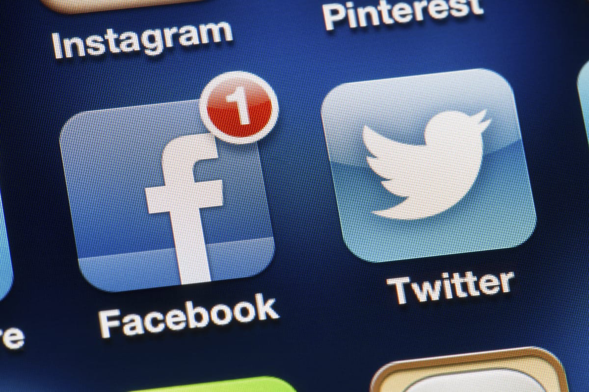 Social Media Addiction Linked to Substance Abuse - The Right Step Social Media Addiction Linked to Substance Abuse - The Right Step